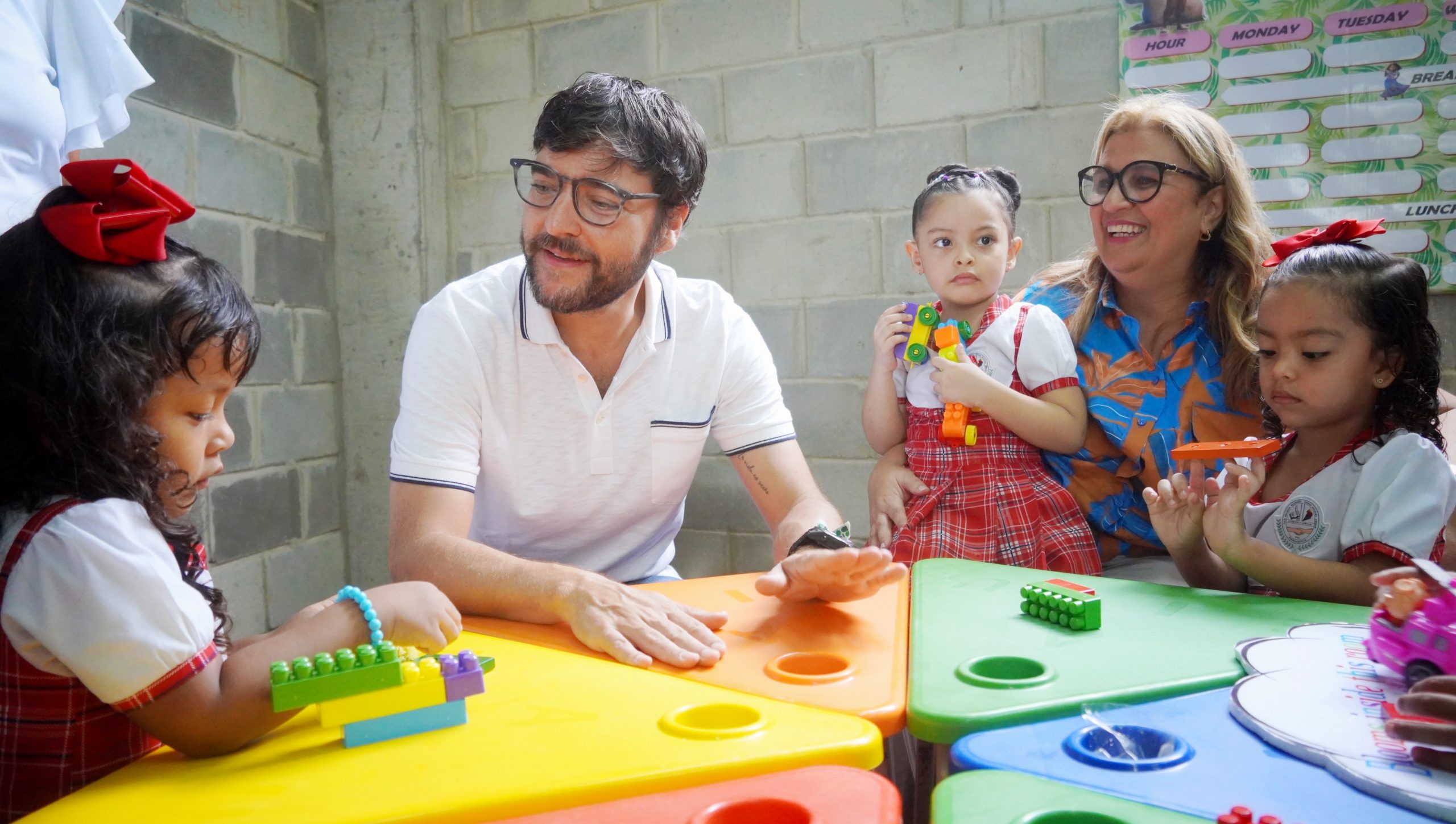 El primer colegio público bilingüe de Colombia estrena aulas: alcalde Pumarejo entrega más obras ...