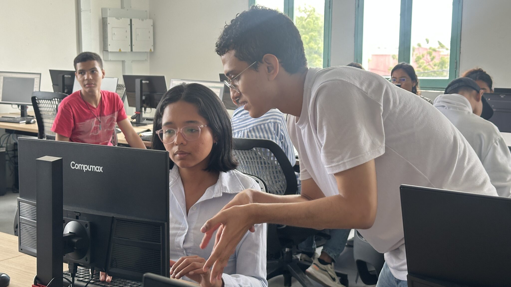 Arranca la primera generación de coders en Barranquilla: alcalde Alejandro Char y Riwi le ...
